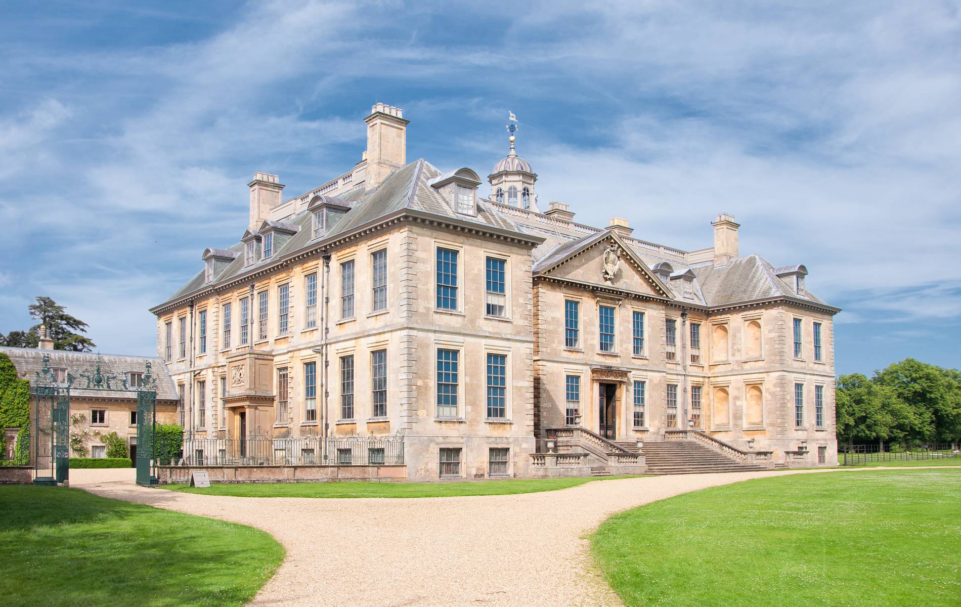 Mansions for sale in the UK – What makes a house a mansion?